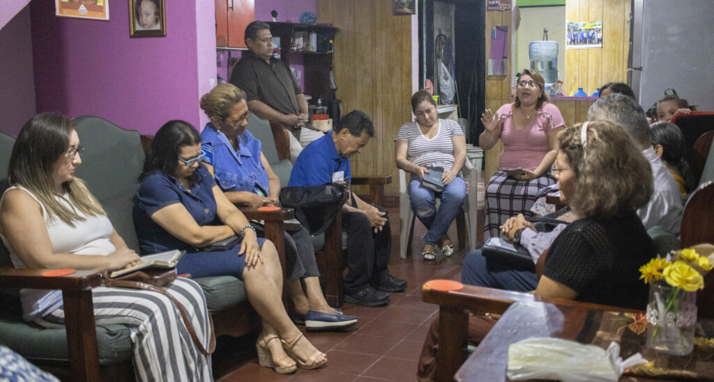 La célula que ora multiplica los líderes - Misión Cristiana Elim