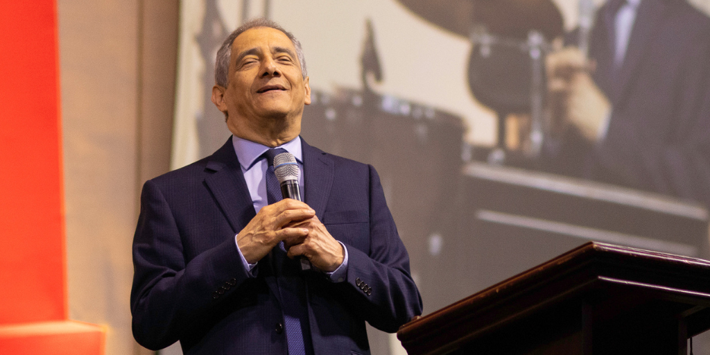 Entre la cruz y la bandera - Misión Cristiana Elim